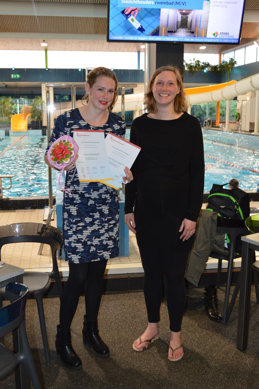 Mirna Holthuijsen haalt haar instructeursdiploma bij Reddingsbrigade de ...